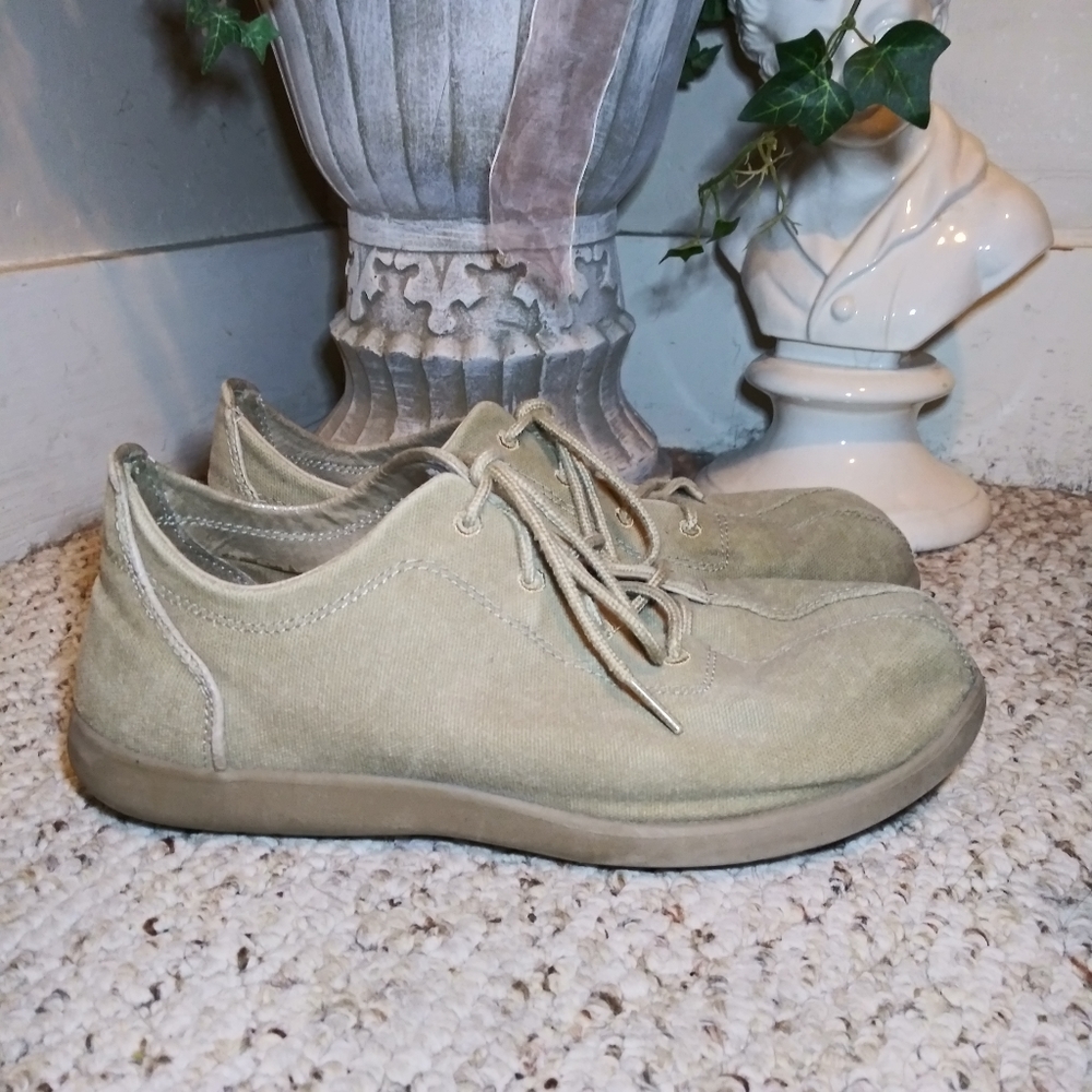 Crocs Men's Venture Tan Canvas Lace-Up Oxford - Gem